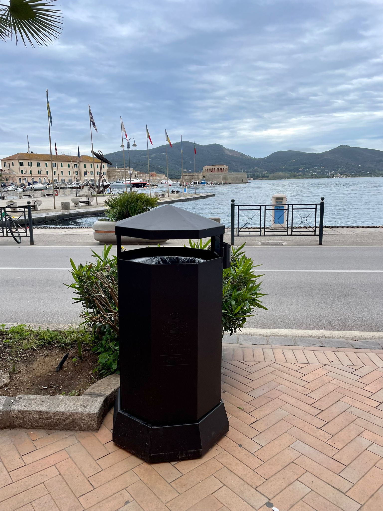 Nuovi cestini gettacarte nel centro storico di Portoferraio